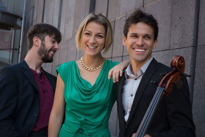 Maria Radutu - ARTISTS Selection - Buchen Sie Ihre Künstler